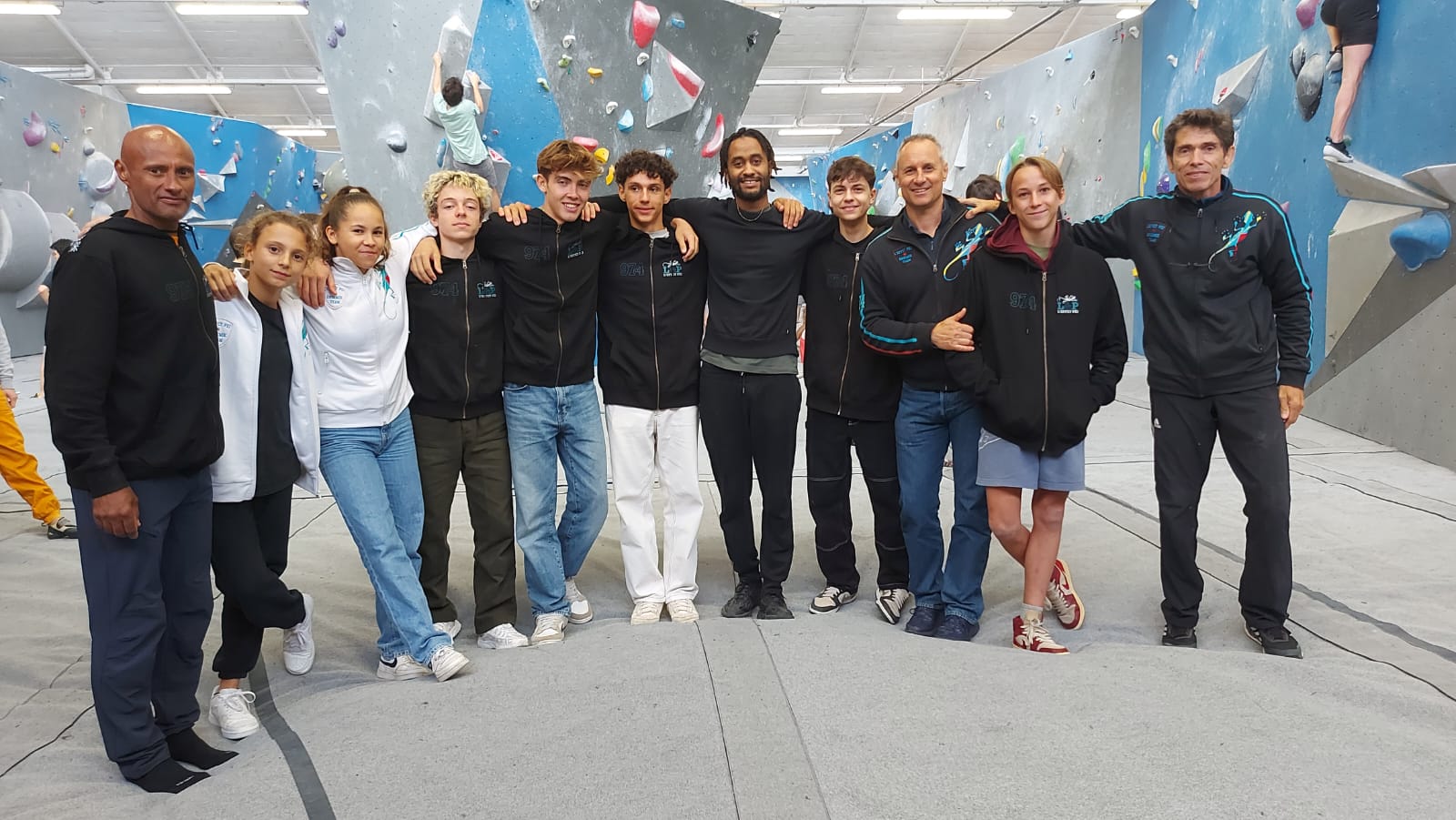 Sept grimpeurs réunionnais au départ des Championnats de France de bloc ...